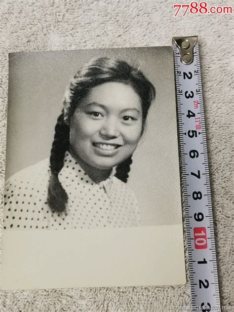 六十年代大辫子美女 老照片 老照片老物件杂项铺7788收藏 收藏热线