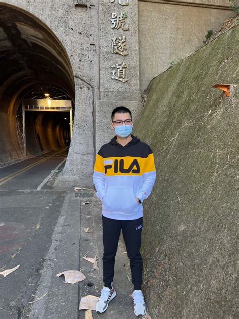 真的徹底結束了 妳真的挺厲害的 為了妳拒絕這麼多人 我也是傻了 在妳心裡我根本不算什麼 為了妳喝醉幾次了 現在想想根本不值得 說什麼都晚了 這