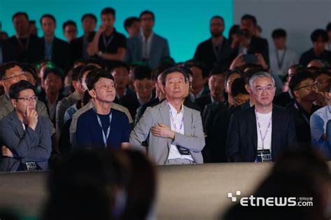 삼성 언팩 참석한 황현식 Lg유플러스 대표 전자신문