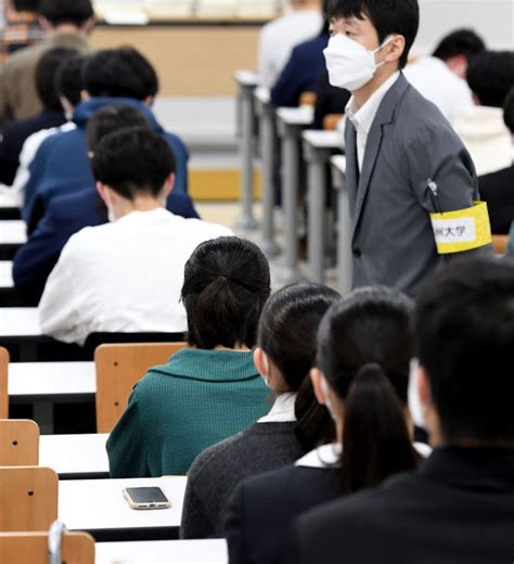 大学入学共通テストの開始を待つ受験生たち＝14日午前9時14分、福岡市西区の九州大伊都キャンパス（撮影・中村太一） 大学入学共通テスト