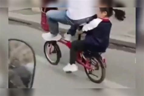 爸爸骑自行车带女儿，没想到蹬车的竟是女儿，网友：这是亲爸！女儿蹬车自行车