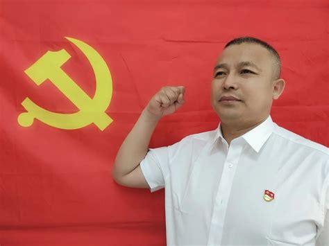 我和党旗合个影，大数据中心打卡！澎湃号·政务澎湃新闻 The Paper