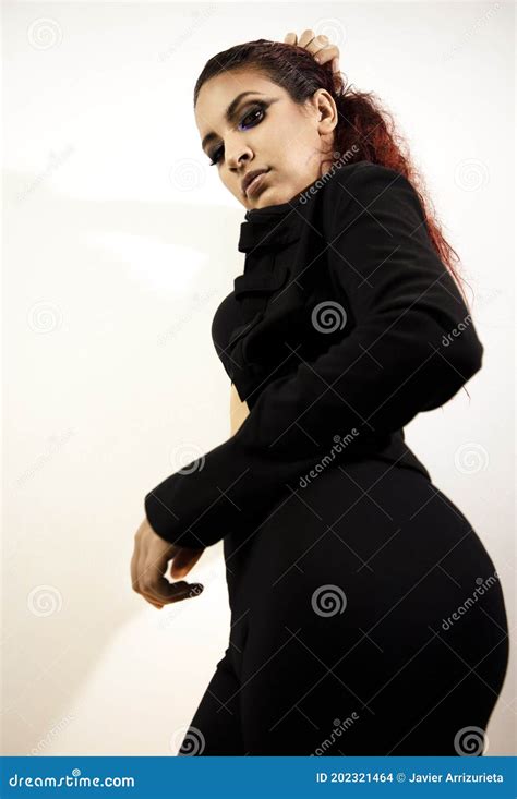 Mening Van Onderen Van Meisje Het Suggereren Een Fotospruit Gekleed In Het Zwart Met Een Open