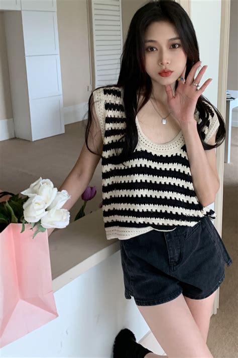 1color 여친룩 데이트룩 레트로 블랙 스트라이프 여름 신상 U넥 빈티지 캐주얼 민소매 니트 조끼 탑