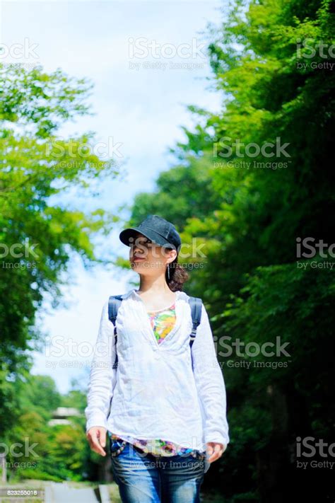 자연 속에서 산책 하는 일본 여자 걷기에 대한 스톡 사진 및 기타 이미지 걷기 공원 관광객 Istock