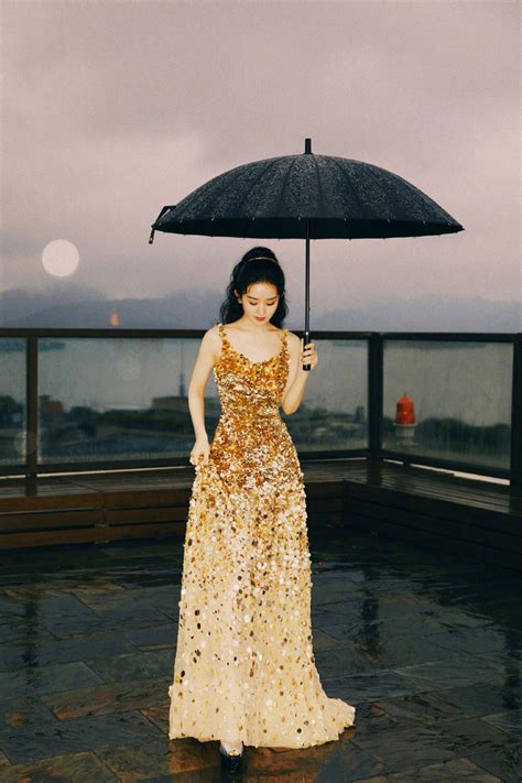 赵丽颖离婚后状态越来越好了，鎏金礼服优雅迷人