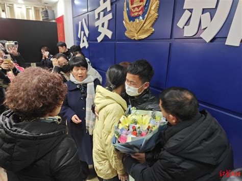 西安一失散25年男子生日当天与亲人团聚 父亲：孩子有我家基因，和两个姐姐一样都教外语
