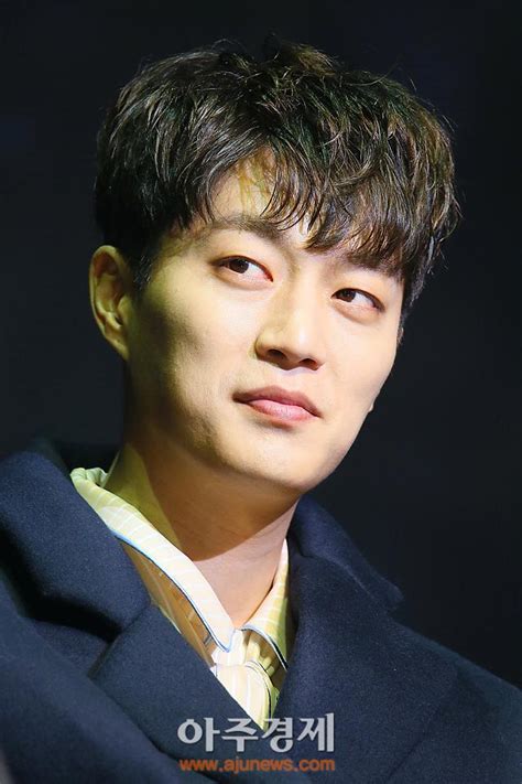 그룹 하이라이트 윤두준 비스트 이름 지키고 싶었지만 그럴 수 없어굳게 마음 먹었다 아주경제