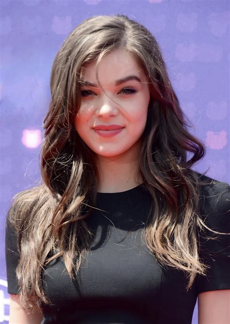 Hailee Steinfeld Sexy