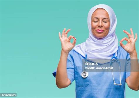 중세 아랍 수석 간호사 여자 착용 Hijab 격리 된 배경 위에 휴식과 명상 손가락으로 제스처를 하 고 폐쇄 눈으로 웃 고 요가