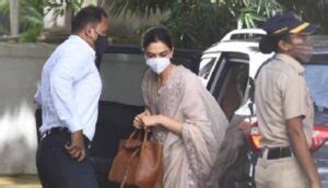 डरगस चट म नम आन पर टरल हई दपक लग बल एक चटक डरगस क कमत तम कय जन