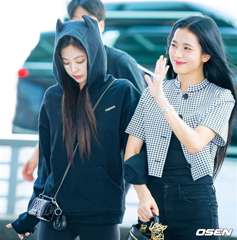 더쿠 오늘 오전 영국으로 출국한 블랙핑크 제니 지수 로제 기사사진들 영상들 Twt
