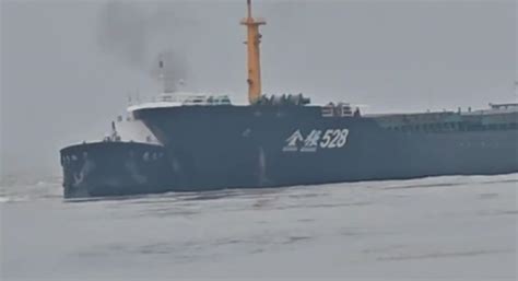 长江南通段两船碰撞致2人落水失联，当地：失联人员仍在搜救，沉船正在打捞 极目新闻