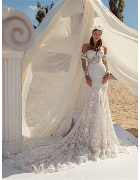 Vestido de novia de manga larga en corte sirena con bordado de pedrería INVITADISIMA