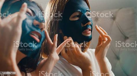 젊은 아름다운 아시아 레즈비언 Lgbt 커플 침실에있는 숙녀 행복한 소녀들은 집에서 함께 침대에 앉아있는 얼굴에 매일 얼굴 검은
