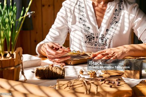 말린 꽃으로 재활용 종이로 포장된 선물을 장식하는 여자 자연스러운 미학 폐기물 제로 플라스틱 무료 트렌디한 수제 선물 패키지 Diy에 대한 스톡 사진 및 기타 이미지