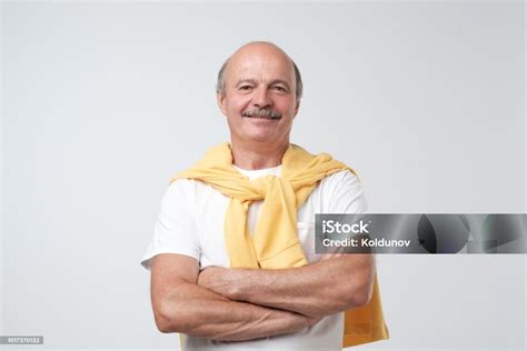 매력적인 잘생긴 수석 남자 캐주얼 옷 팔 교차 하 고 미소를 유지 T 셔츠에 대한 스톡 사진 및 기타 이미지 T 셔츠 긍정적인 감정 표현 기업가 Istock