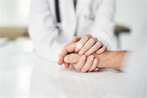 병원에서 검진 을 받는 동안 남성 환자를 위로하는 인식할 수 없는 여성 의사의 자른 샷 노인에 대한 스톡 사진 및 기타 이미지