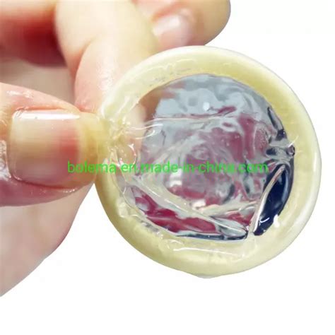 Hot Selling Tight Fit Condoms Strong Delayed Sex Natural Latex Transparent Condoms Condom