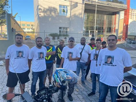 Amigos Protestam Em Frente Ao Mp E Pedem Justiça Por Assassinato De