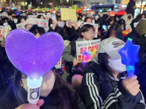 촛불 대신 응원봉 든 청년들‘형형색색 탄핵 물결