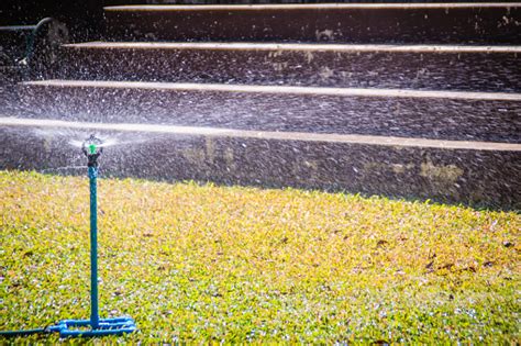 녹색 잔디 필드를 급수 하는 동안 화창한 여름날에 Pvc 자동 정원 잔디 스프링클러 잔디 스프링 클 러는 푸른 잔디에 물 Spaying Pvc의 했다 Pvc 관개 시스템