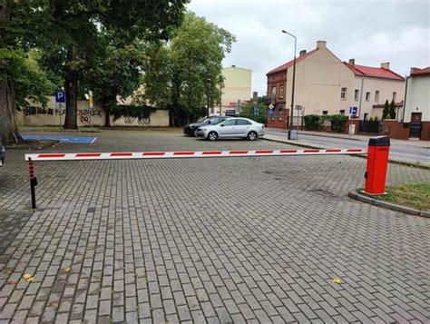 Od teraz Parking Tylko dla widzów i pracowników Teatru Stanął szlaban