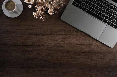 노트북 컴퓨터 꽃 냄비 및 나무 테이블에 커피 컵이있는 간단한 작업 공간 단일 이미지에 대한 스톡 사진 및 기타 이미지 단일 이미지 책 0명 Istock