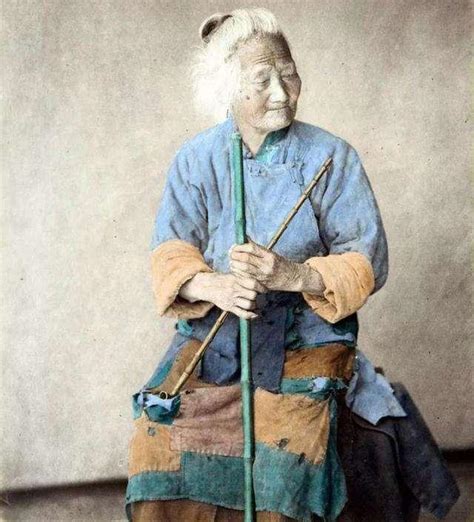 晚清上色老照片戴木枷跪地的犯人奇醜無比的宮女嬌艷的貴婦 每日頭條
