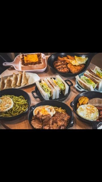 李易 Leeyi 這家水煎包我愛玩客拍過食尚玩家拍過那天為了要拍店小二滷肉飯經過以前舊址才發現他搬家了現在新的位置離舊地方不遠
