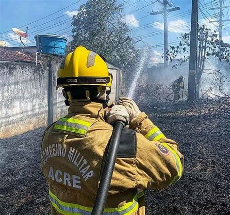 Corpo de Bombeiros apagam incêndio em vegetação da capital Acre Agora acreagora