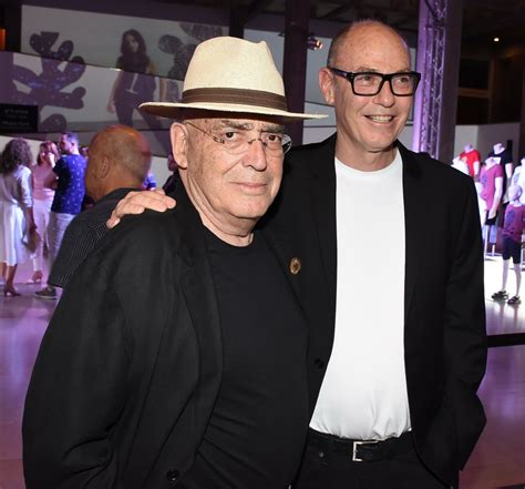 רוזנהויז ולמדן אוהבים את האמנות שלהם על חולצה Tmi