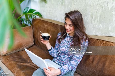 노트북 컴퓨터를 사용 하 여 좋은 분위기와 화려한 쾌활 한 여자 프리랜서 20 29세에 대한 스톡 사진 및 기타 이미지 20 29세 2019년 감정 Istock