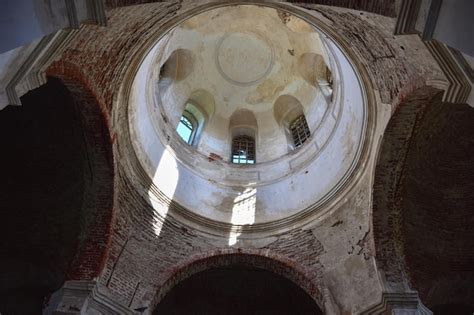 Interior interior de uma igreja abandonada de construção de tijolos