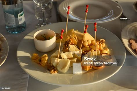 흰 접시에 우유 치즈의 종류 치즈가 섞인 정물 건강하고 맛있는 음식 배경 꿀에 대한 스톡 사진 및 기타 이미지 꿀 다양