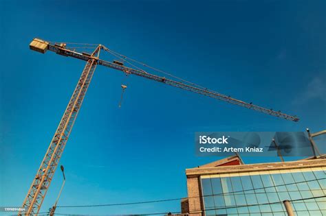 건설 건물 프로세스 크레인 및 외부 프레임 단축 아래에서 파란색 하늘 배경 보기에 여기에 텍스트에 대 한 빈 복사본 공간 0명에 대한 스톡 사진 및 기타 이미지 Istock