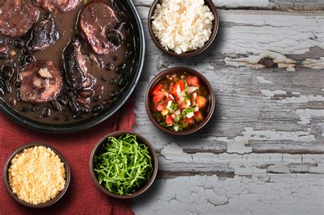 Feijoada 전형적인 브라질 음식 검은콩으로 만든 브라질 전통 음식 평면도 0명에 대한 스톡 사진 및 기타 이미지 0명