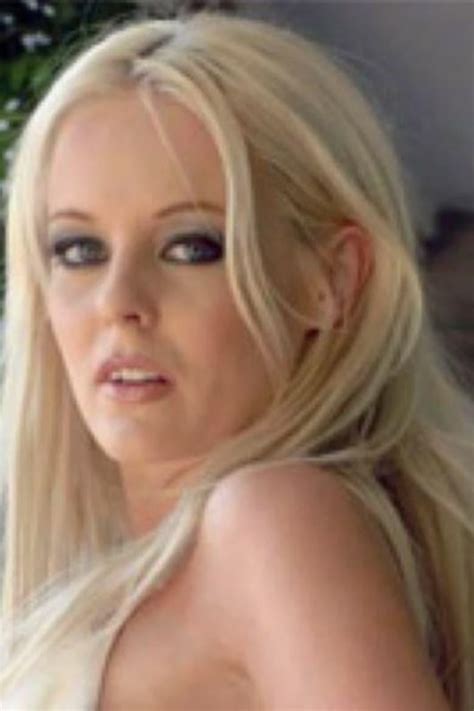 Melissa Walker About Entertainmentie