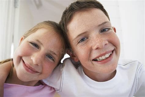 Hermanos Que Sonr En Junto Imagen De Archivo Imagen De Primer