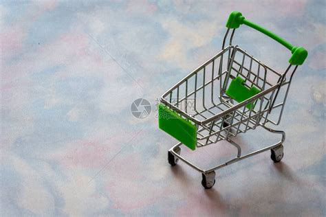 空的小型购物车放在桌上高清图片下载 正版图片506617628 摄图网