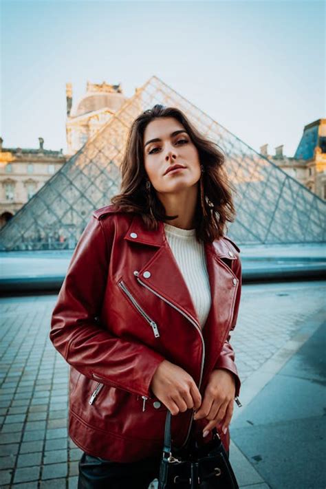 루브르 박물관의 빨간 재킷을 입은 패셔니스타 · 무료 스톡 사진