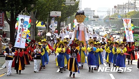 구로 청소년들의 도심 퍼레이드