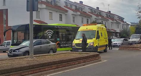 Una Colisión Entre Un Turismo Y Un Autobús Deja Un Herido En Badajoz