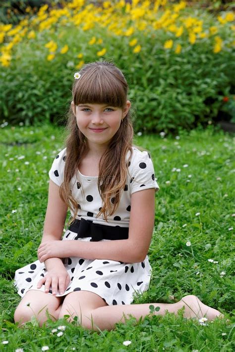 Portrait De Jeune Fille Image Stock Image Du Fleur Regarder