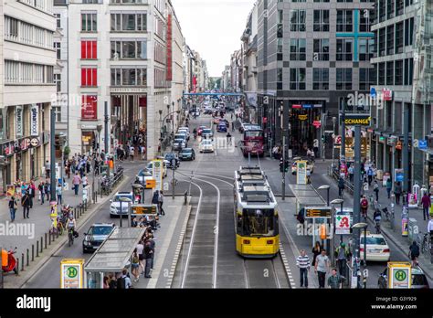 Verkehr in der Friedrichstraße Bezirk Berlin Mitte Straßenbahn