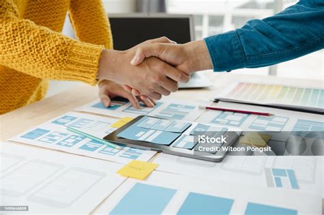 Close Up Pengembang Ux Dan Desainer Ui Brainstorming Tentang Desain