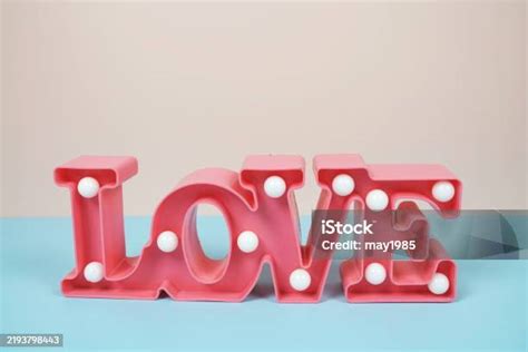 발렌타인 데이 배경 와 사랑 알파벳 문자 통하고 있는 분홍색과 파란 배경 바탕 2월에 대한 스톡 사진 및 기타 이미지 2월 개념 개념과 주제 Istock
