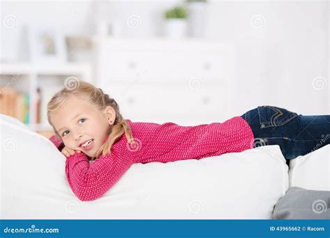 Fille Se Trouvant Sur Le Sofa Photo Stock Image Du Maison Durée