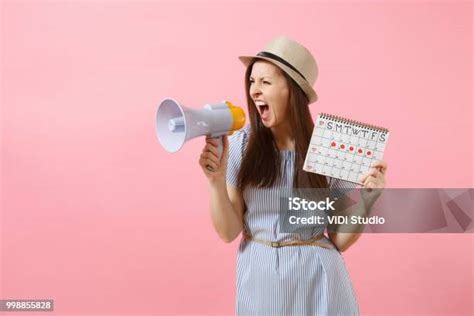 화 식 야생 확성기 비명 들고 여자 생리 일을 확인 하기 위한 기간 일정 분홍색 배경에 고립 의료 건강 관리 Pms 분위기