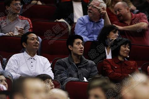 组图：书豪全家现场助威 哥哥携女友林父忙拍照 搜狐体育